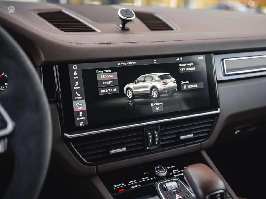 Yellow Porsche Cayenne 2019 in Vilnius, with an engine capacity of 2.89 L and mileage of 132 thousand km for 63911 €, photo 35 on AUTOMOTO.COM.LV