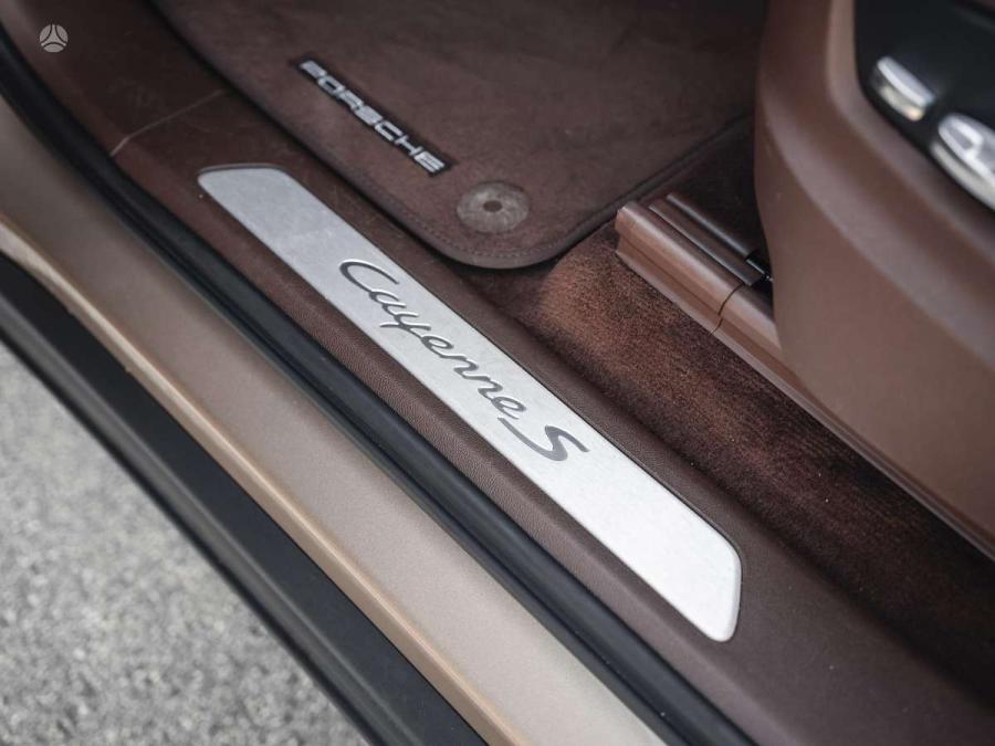 Yellow Porsche Cayenne 2019 in Vilnius, with an engine capacity of 2.89 L and mileage of 132 thousand km for 63911 €, photo 39 on AUTOMOTO.COM.LV