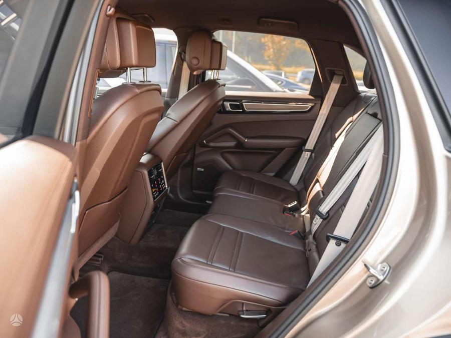 Yellow Porsche Cayenne 2019 in Vilnius, with an engine capacity of 2.89 L and mileage of 132 thousand km for 63911 €, photo 41 on AUTOMOTO.COM.LV