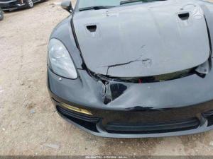 Black Porsche Cayman 2018 in Klaipeda, with an engine capacity of 2.00 L and mileage of 70 thousand km for 23900 €, photo 6 on AUTOMOTO.COM.LV