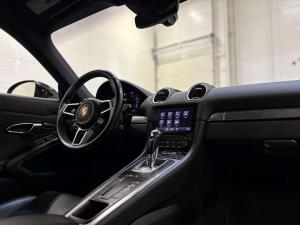 Melns Porsche Cayman 2019 Viļņa, ar dzinēja tilpumu 1.99 L un nobraukumu 82 tūkst. km par 49990 €, foto 20 vietnē AUTOMOTO.COM.LV