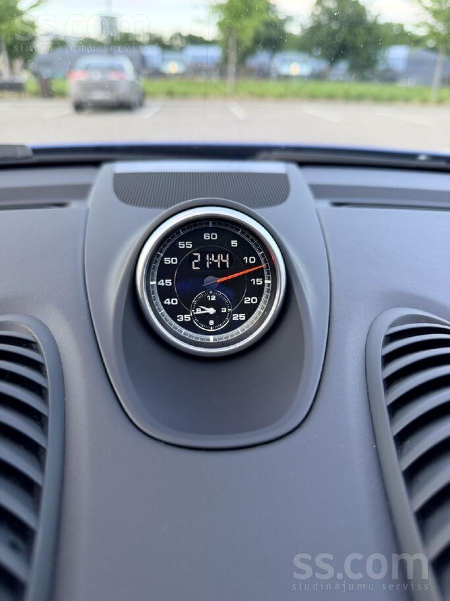 Blue Porsche Cayman 2019 in Riga, with an engine capacity of 2.00 L and mileage of 77 thousand km for 51900 €, photo 8 on AUTOMOTO.COM.LV
