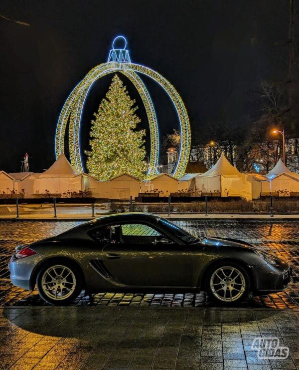 Pelēks Porsche Cayman 2011 Viļņa, ar dzinēja tilpumu 2.90 L un nobraukumu 145 tūkst. km par 26987 €, foto 2 vietnē AUTOMOTO.COM.LV