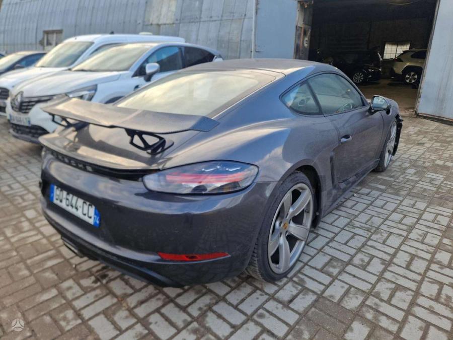 Grey Porsche Cayman 2017 in Kaunas, with an engine capacity of 2.00 L and mileage of 104 thousand km for 27500 €, photo 4 on AUTOMOTO.COM.LV
