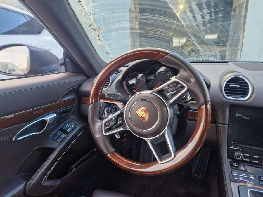 Grey Porsche Cayman 2017 in Kaunas, with an engine capacity of 2.00 L and mileage of 104 thousand km for 27500 €, photo 5 on AUTOMOTO.COM.LV