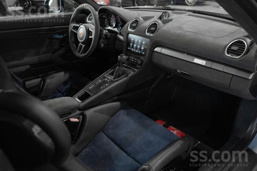 Grey Porsche Cayman 2022 in Riga, with an engine capacity of 4.00 L and mileage of 9 thousand km for 155000 €, photo 16 on AUTOMOTO.COM.LV