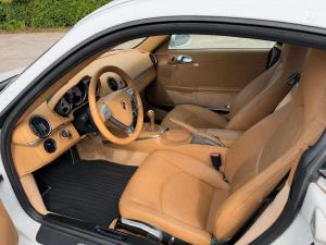 White Porsche Cayman 2008 in Panevezys, with an engine capacity of 3.39 L and mileage of 149 thousand km for 19900 €, photo 7 on AUTOMOTO.COM.LV