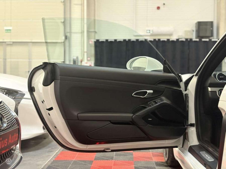 Balts Porsche Cayman 2017 Viļņa, ar dzinēja tilpumu 2.00 L un nobraukumu 53 tūkst. km par 52990 €, foto 12 vietnē AUTOMOTO.COM.LV