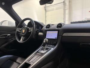 Balts Porsche Cayman 2017 Viļņa, ar dzinēja tilpumu 2.00 L un nobraukumu 53 tūkst. km par 52990 €, foto 18 vietnē AUTOMOTO.COM.LV