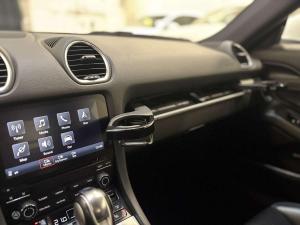 Balts Porsche Cayman 2017 Viļņa, ar dzinēja tilpumu 2.00 L un nobraukumu 53 tūkst. km par 52990 €, foto 26 vietnē AUTOMOTO.COM.LV
