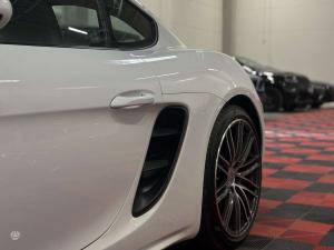 Balts Porsche Cayman 2017 Viļņa, ar dzinēja tilpumu 2.00 L un nobraukumu 53 tūkst. km par 52990 €, foto 29 vietnē AUTOMOTO.COM.LV
