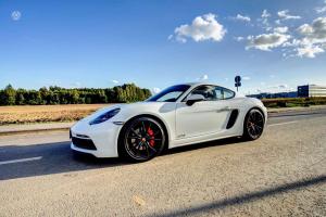 White Porsche Cayman 2018 in Kaunas, with an engine capacity of 2.50 L and mileage of 125 thousand km for 55000 €, photo  on AUTOMOTO.COM.LV