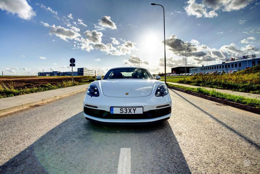 White Porsche Cayman 2018 in Kaunas, with an engine capacity of 2.50 L and mileage of 125 thousand km for 55000 €, photo 3 on AUTOMOTO.COM.LV