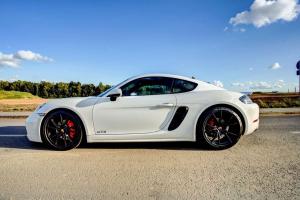 White Porsche Cayman 2018 in Kaunas, with an engine capacity of 2.50 L and mileage of 125 thousand km for 55000 €, photo 6 on AUTOMOTO.COM.LV