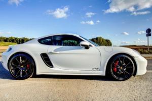White Porsche Cayman 2018 in Kaunas, with an engine capacity of 2.50 L and mileage of 125 thousand km for 55000 €, photo 7 on AUTOMOTO.COM.LV