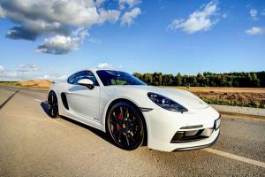 White Porsche Cayman 2018 in Kaunas, with an engine capacity of 2.50 L and mileage of 125 thousand km for 55000 €, photo 10 on AUTOMOTO.COM.LV