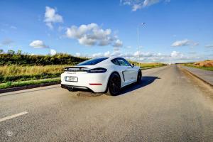 White Porsche Cayman 2018 in Kaunas, with an engine capacity of 2.50 L and mileage of 125 thousand km for 55000 €, photo 14 on AUTOMOTO.COM.LV
