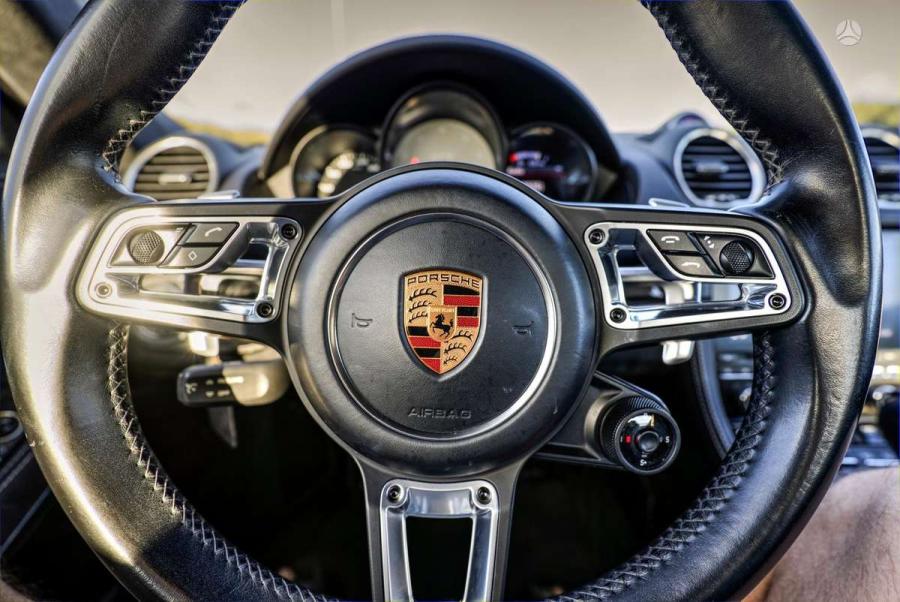 White Porsche Cayman 2018 in Kaunas, with an engine capacity of 2.50 L and mileage of 125 thousand km for 55000 €, photo 17 on AUTOMOTO.COM.LV