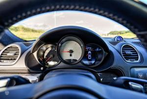 White Porsche Cayman 2018 in Kaunas, with an engine capacity of 2.50 L and mileage of 125 thousand km for 55000 €, photo 18 on AUTOMOTO.COM.LV