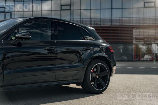 Black Porsche Macan 2015 in Liepaja, with an engine capacity of 3.60 L and mileage of 220 thousand km for 22000 €, photo 9 on AUTOMOTO.COM.LV