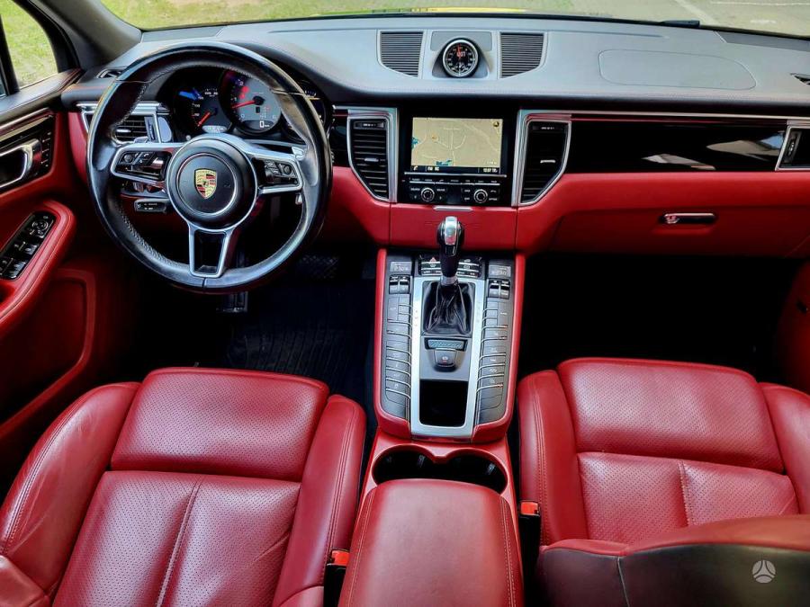 Black Porsche Macan 2015 in Vilnius, with an engine capacity of 2.97 L and mileage of 137 thousand km for 26500 €, photo 3 on AUTOMOTO.COM.LV