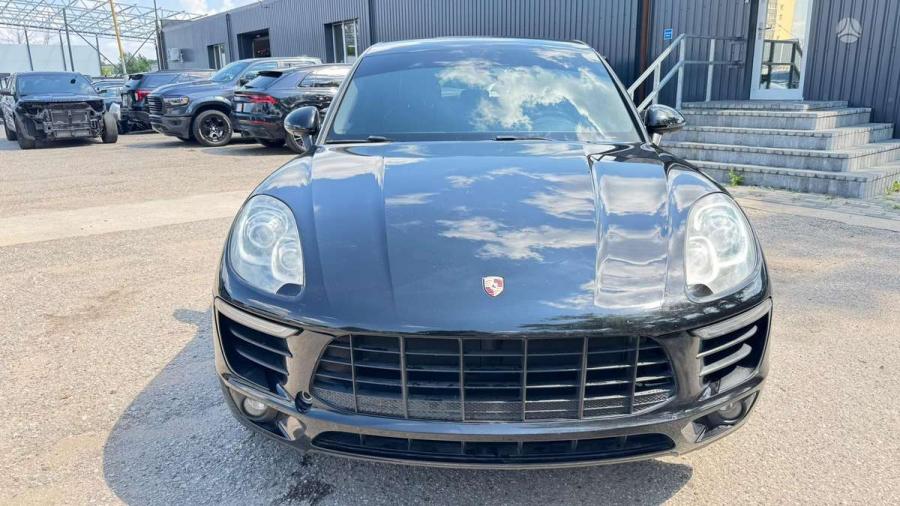 Black Porsche Macan 2015 in Ukmerge, with an engine capacity of 3.00 L and mileage of 244 thousand km for 14990 €, photo 1 on AUTOMOTO.COM.LV