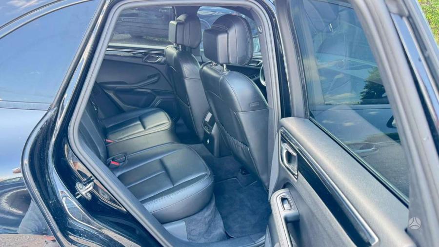 Black Porsche Macan 2015 in Ukmerge, with an engine capacity of 3.00 L and mileage of 244 thousand km for 14990 €, photo 15 on AUTOMOTO.COM.LV