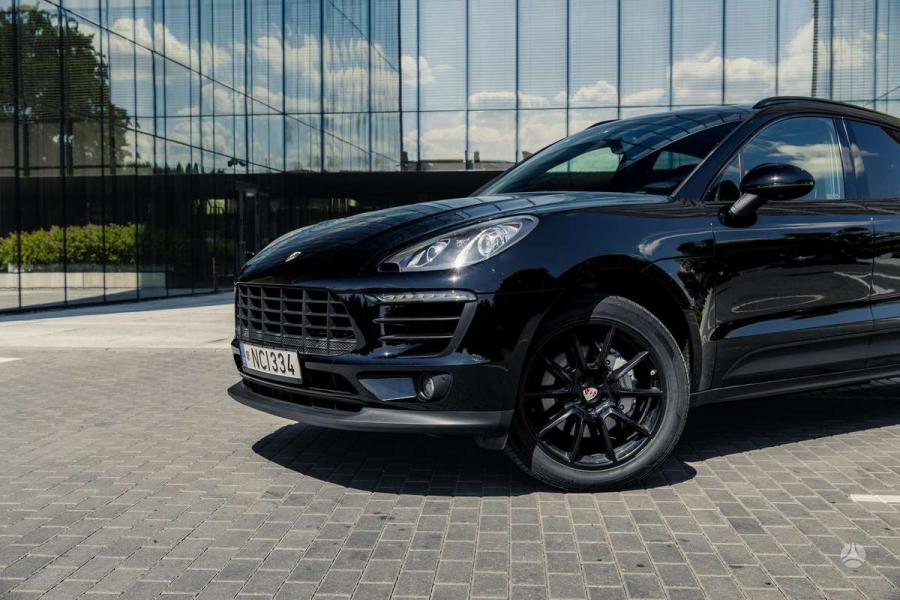 Black Porsche Macan 2015 in Vilnius, with an engine capacity of 3.00 L and mileage of 157 thousand km for 27000 €, photo 3 on AUTOMOTO.COM.LV