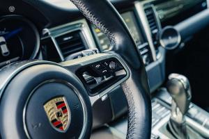 Black Porsche Macan 2015 in Vilnius, with an engine capacity of 3.00 L and mileage of 157 thousand km for 27000 €, photo 20 on AUTOMOTO.COM.LV