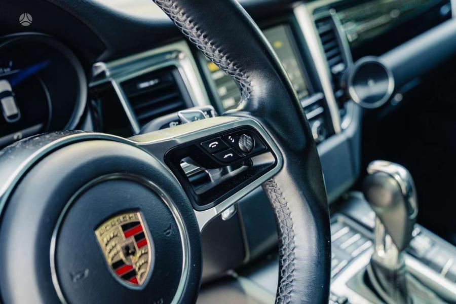 Black Porsche Macan 2015 in Vilnius, with an engine capacity of 3.00 L and mileage of 157 thousand km for 27000 €, photo 20 on AUTOMOTO.COM.LV