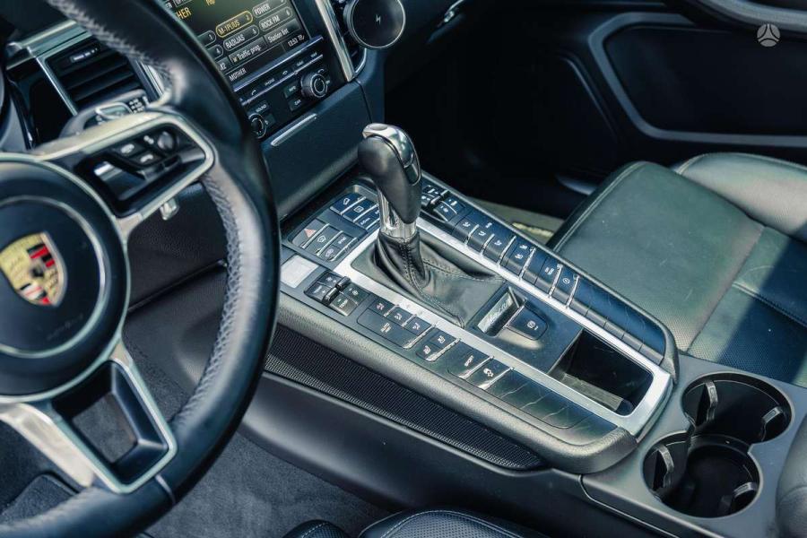 Black Porsche Macan 2015 in Vilnius, with an engine capacity of 3.00 L and mileage of 157 thousand km for 27000 €, photo 21 on AUTOMOTO.COM.LV