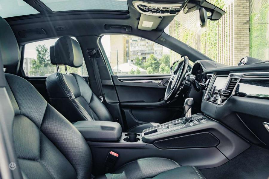 Black Porsche Macan 2015 in Vilnius, with an engine capacity of 3.00 L and mileage of 157 thousand km for 27000 €, photo 23 on AUTOMOTO.COM.LV