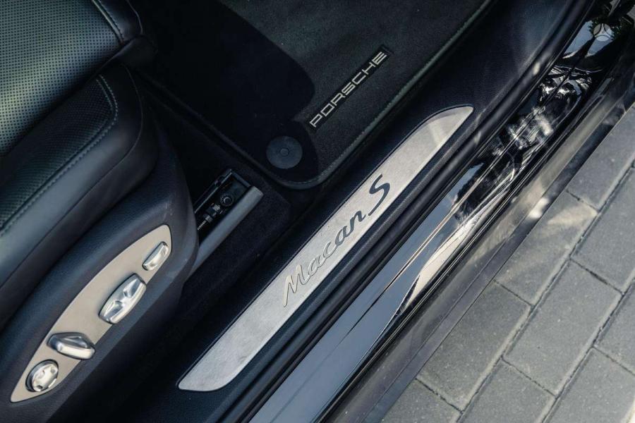 Black Porsche Macan 2015 in Vilnius, with an engine capacity of 3.00 L and mileage of 157 thousand km for 27000 €, photo 25 on AUTOMOTO.COM.LV