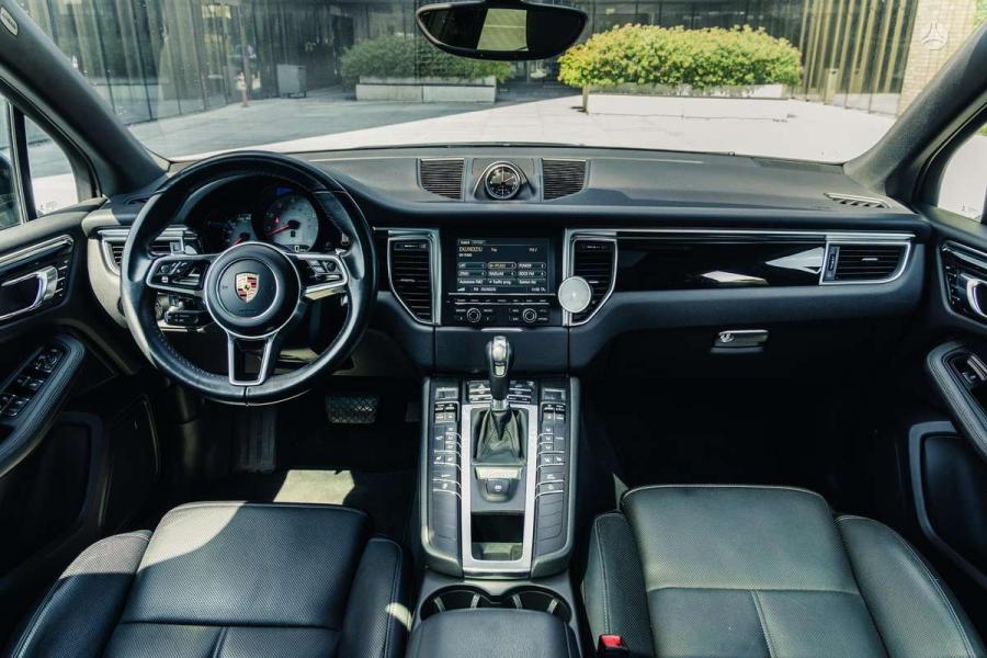 Black Porsche Macan 2015 in Vilnius, with an engine capacity of 3.00 L and mileage of 157 thousand km for 27000 €, photo 26 on AUTOMOTO.COM.LV