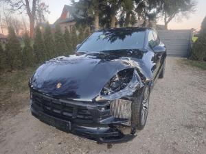 Black Porsche Macan 2016 in Telschi, with an engine capacity of 3.60 L and mileage of 151 thousand km for 17800 €, photo 3 on AUTOMOTO.COM.LV