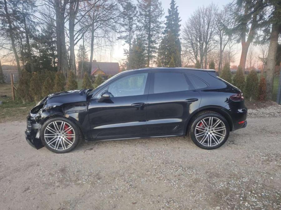 Black Porsche Macan 2016 in Telschi, with an engine capacity of 3.60 L and mileage of 151 thousand km for 17800 €, photo 4 on AUTOMOTO.COM.LV