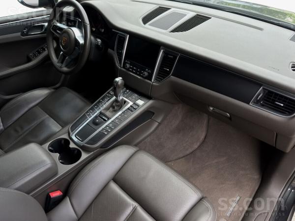 Black Porsche Macan 2016 in Riga, with an engine capacity of 2.00 L and mileage of 117 thousand km for 26990 €, photo 6 on AUTOMOTO.COM.LV