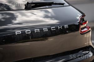 Black Porsche Macan 2016 in Riga, with an engine capacity of 2.00 L and mileage of 118 thousand km for 24500 €, photo 9 on AUTOMOTO.COM.LV