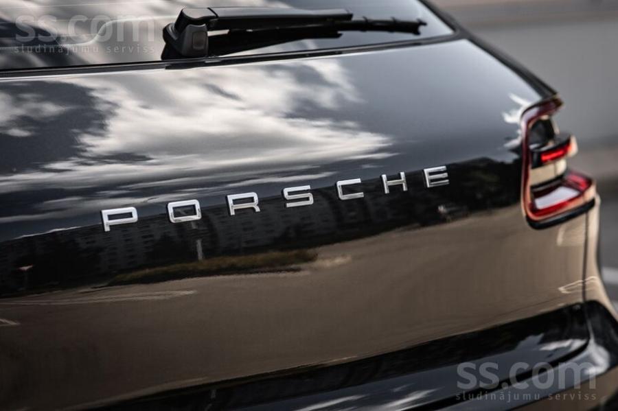 Black Porsche Macan 2016 in Riga, with an engine capacity of 2.00 L and mileage of 118 thousand km for 24500 €, photo 9 on AUTOMOTO.COM.LV