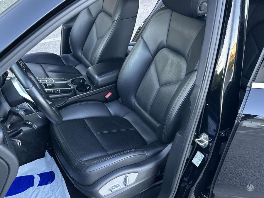 Black Porsche Macan 2016 in Jonava, with an engine capacity of 2.97 L and mileage of 269 thousand km for 23500 €, photo 21 on AUTOMOTO.COM.LV