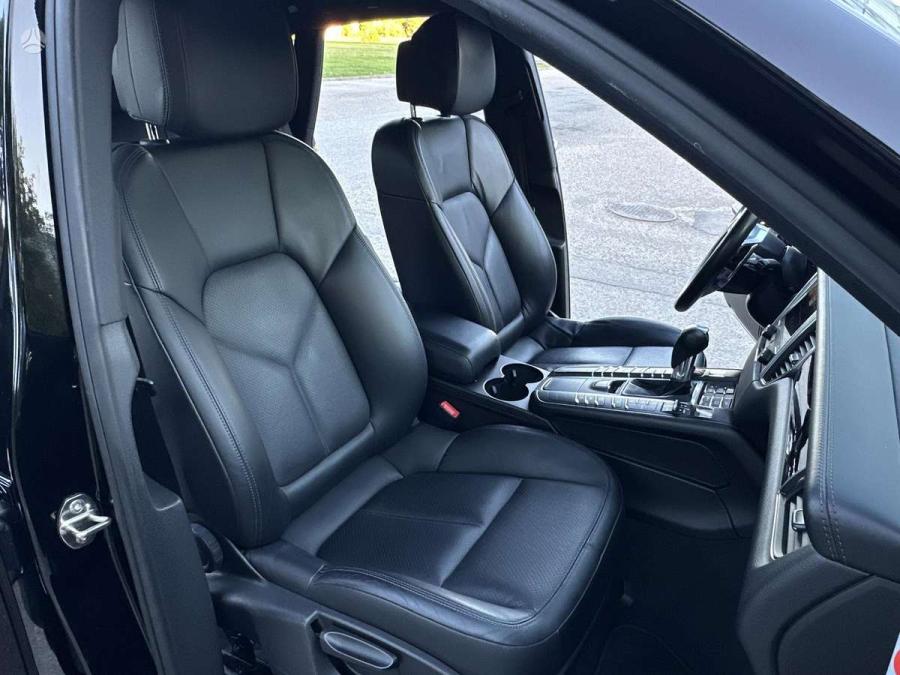 Black Porsche Macan 2016 in Jonava, with an engine capacity of 2.97 L and mileage of 269 thousand km for 23500 €, photo 39 on AUTOMOTO.COM.LV