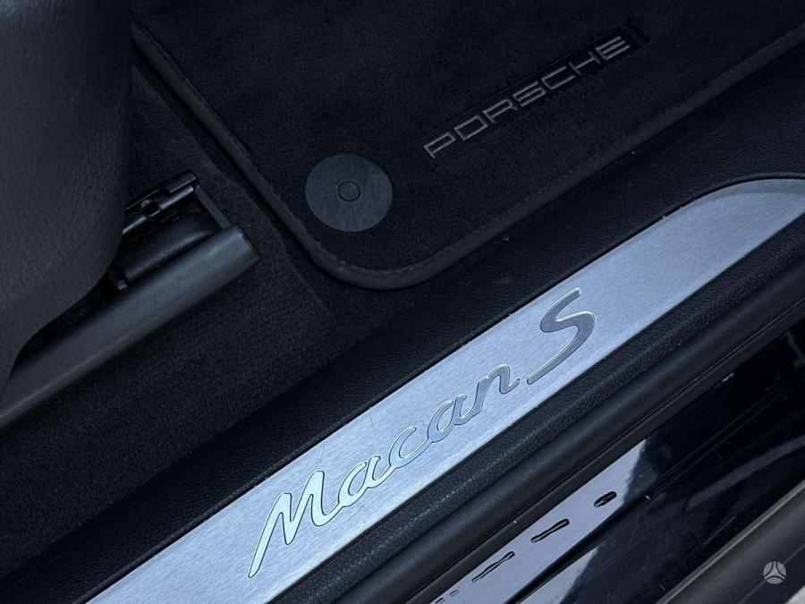 Black Porsche Macan 2016 in Jonava, with an engine capacity of 2.97 L and mileage of 269 thousand km for 23500 €, photo 40 on AUTOMOTO.COM.LV