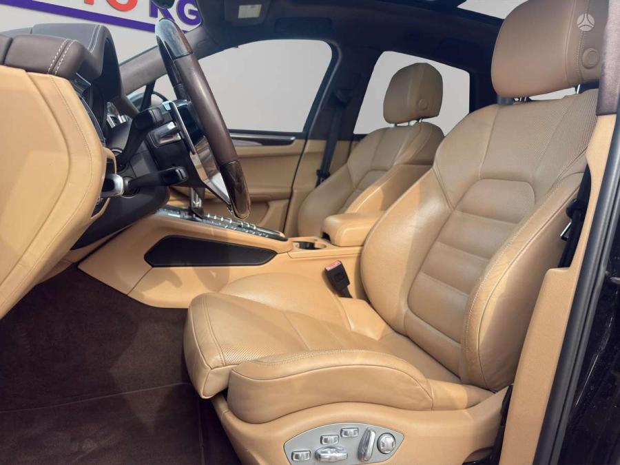 Black Porsche Macan 2016 in Vilnius, with an engine capacity of 3.60 L and mileage of 104 thousand km for 28999 €, photo 16 on AUTOMOTO.COM.LV