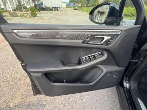 Black Porsche Macan 2016 in Vilnius, with an engine capacity of 2.97 L and mileage of 253 thousand km for 15750 €, photo 23 on AUTOMOTO.COM.LV