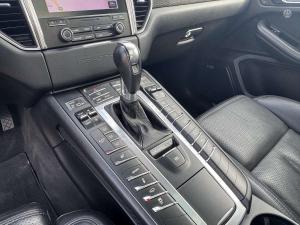 Black Porsche Macan 2016 in Vilnius, with an engine capacity of 2.97 L and mileage of 253 thousand km for 15750 €, photo 26 on AUTOMOTO.COM.LV
