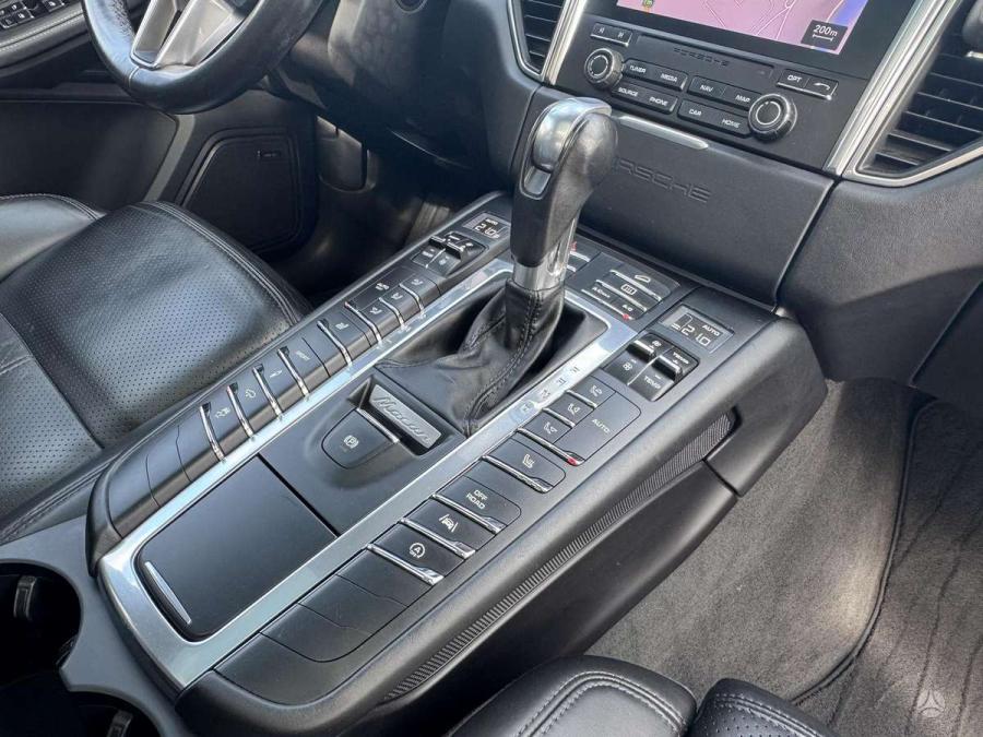 Black Porsche Macan 2016 in Vilnius, with an engine capacity of 2.97 L and mileage of 253 thousand km for 15750 €, photo 27 on AUTOMOTO.COM.LV