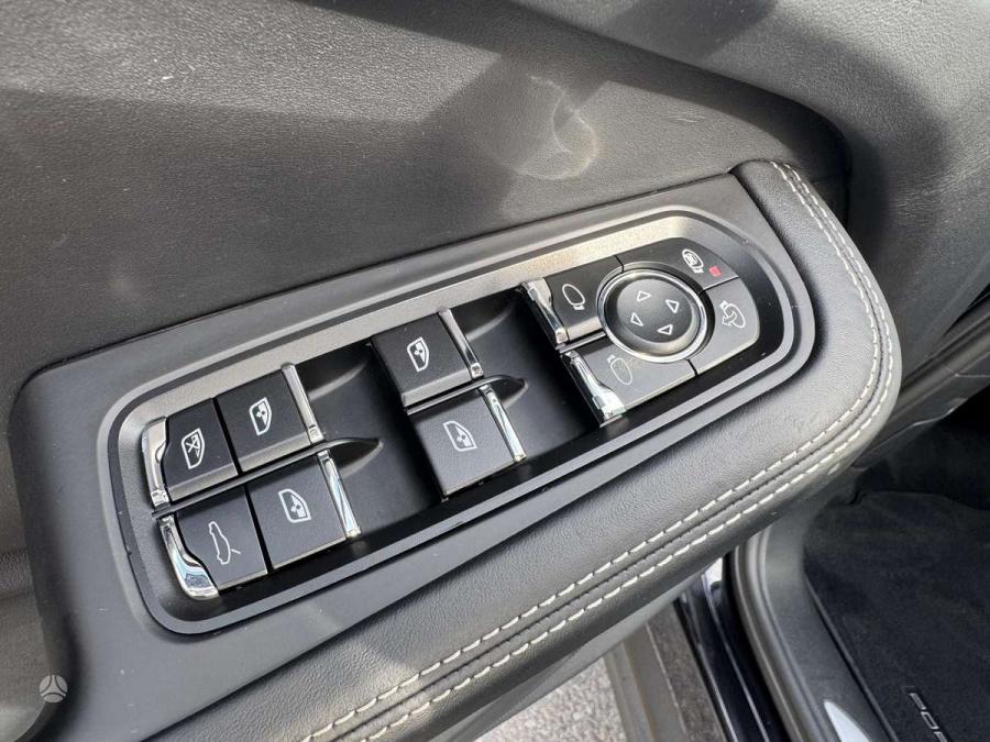 Black Porsche Macan 2016 in Vilnius, with an engine capacity of 2.97 L and mileage of 253 thousand km for 15750 €, photo 28 on AUTOMOTO.COM.LV