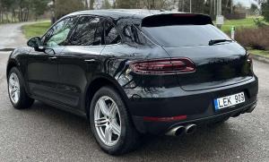 Black Porsche Macan 2017 in Elektrenai, with an engine capacity of 3.00 L and mileage of 106 thousand km for 25200 €, photo 4 on AUTOMOTO.COM.LV