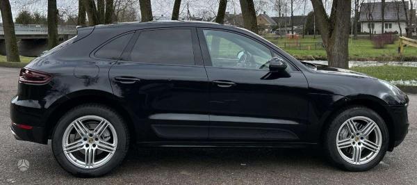 Black Porsche Macan 2017 in Elektrenai, with an engine capacity of 3.00 L and mileage of 106 thousand km for 25200 €, photo 7 on AUTOMOTO.COM.LV