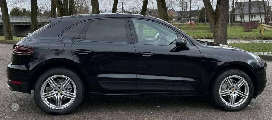 Black Porsche Macan 2017 in Elektrenai, with an engine capacity of 3.00 L and mileage of 106 thousand km for 25200 €, photo 7 on AUTOMOTO.COM.LV
